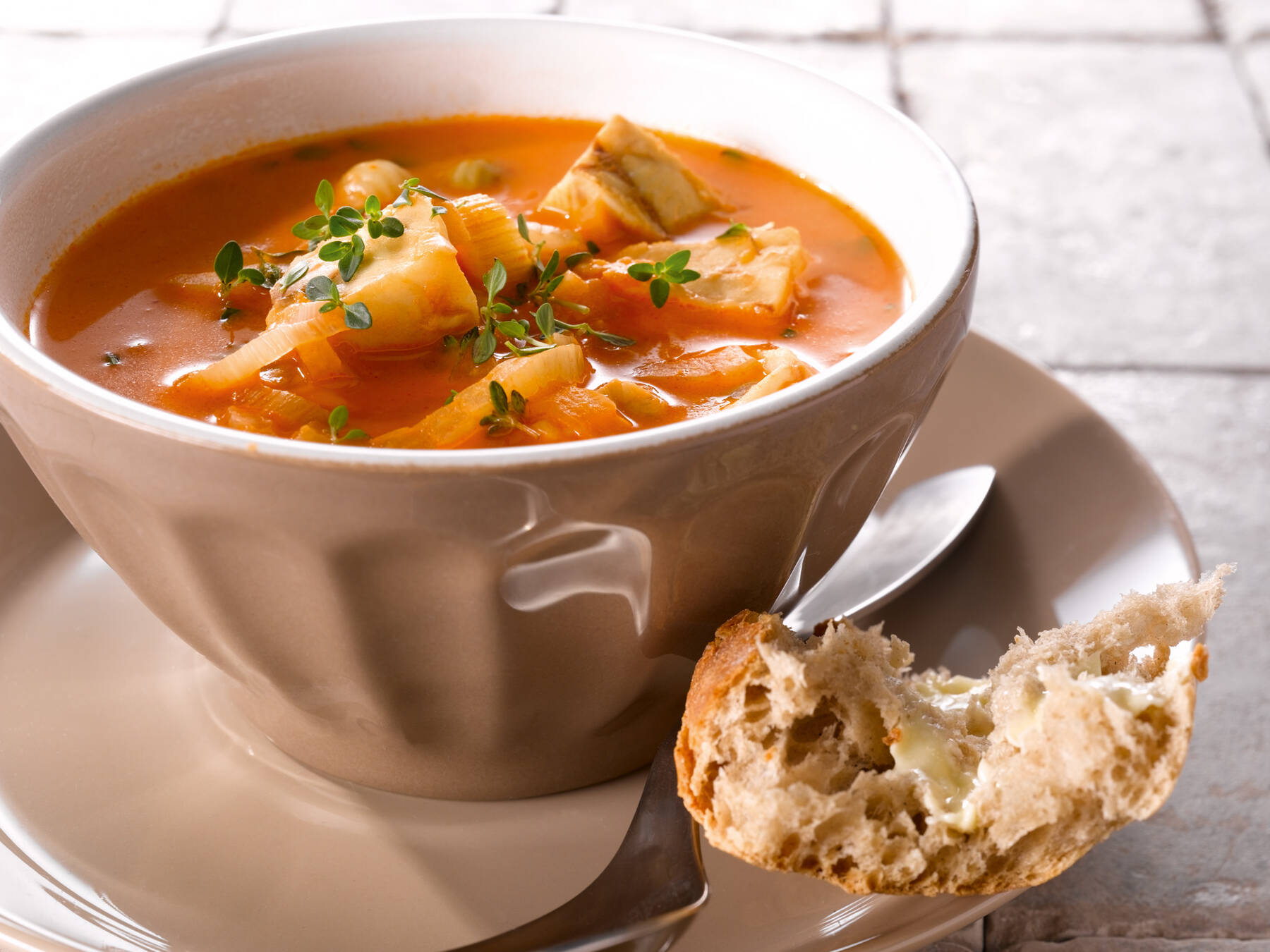 Juustoinen kasvis-kalakeitto - Valio