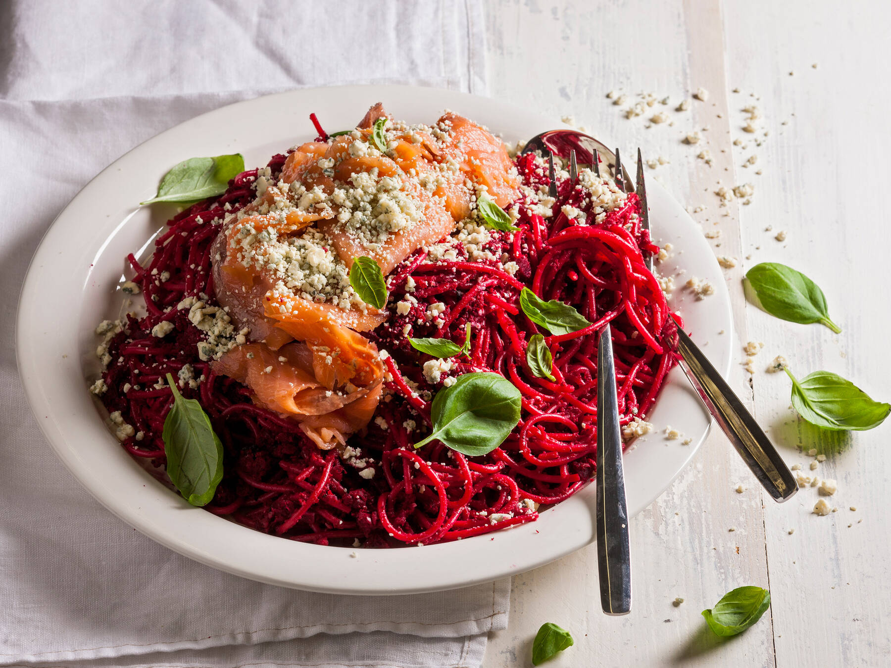 Lohi-punajuuripestopasta - Valio Aimo