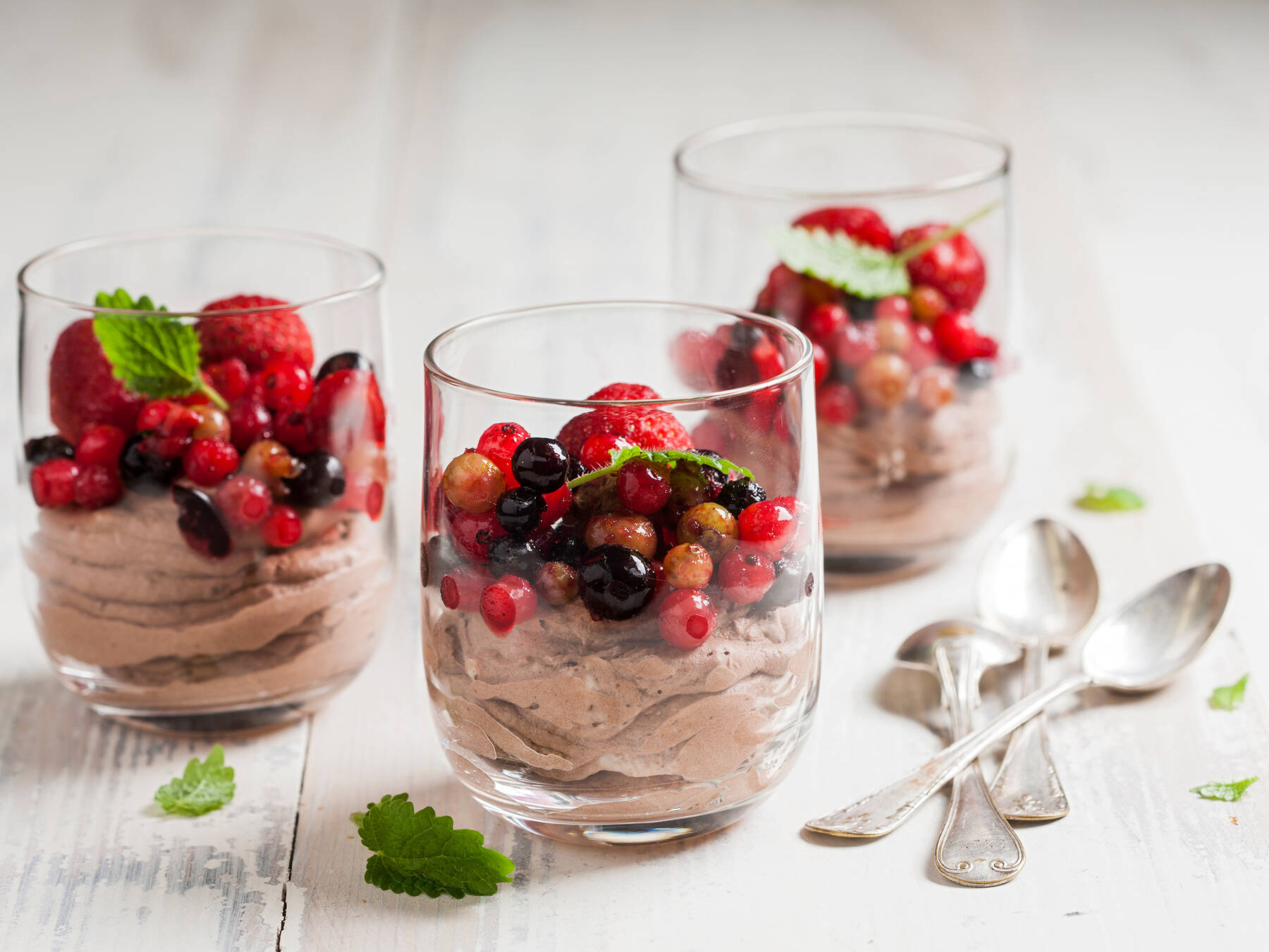 Suklaata, nougata ja marjoja - Valio Aimo