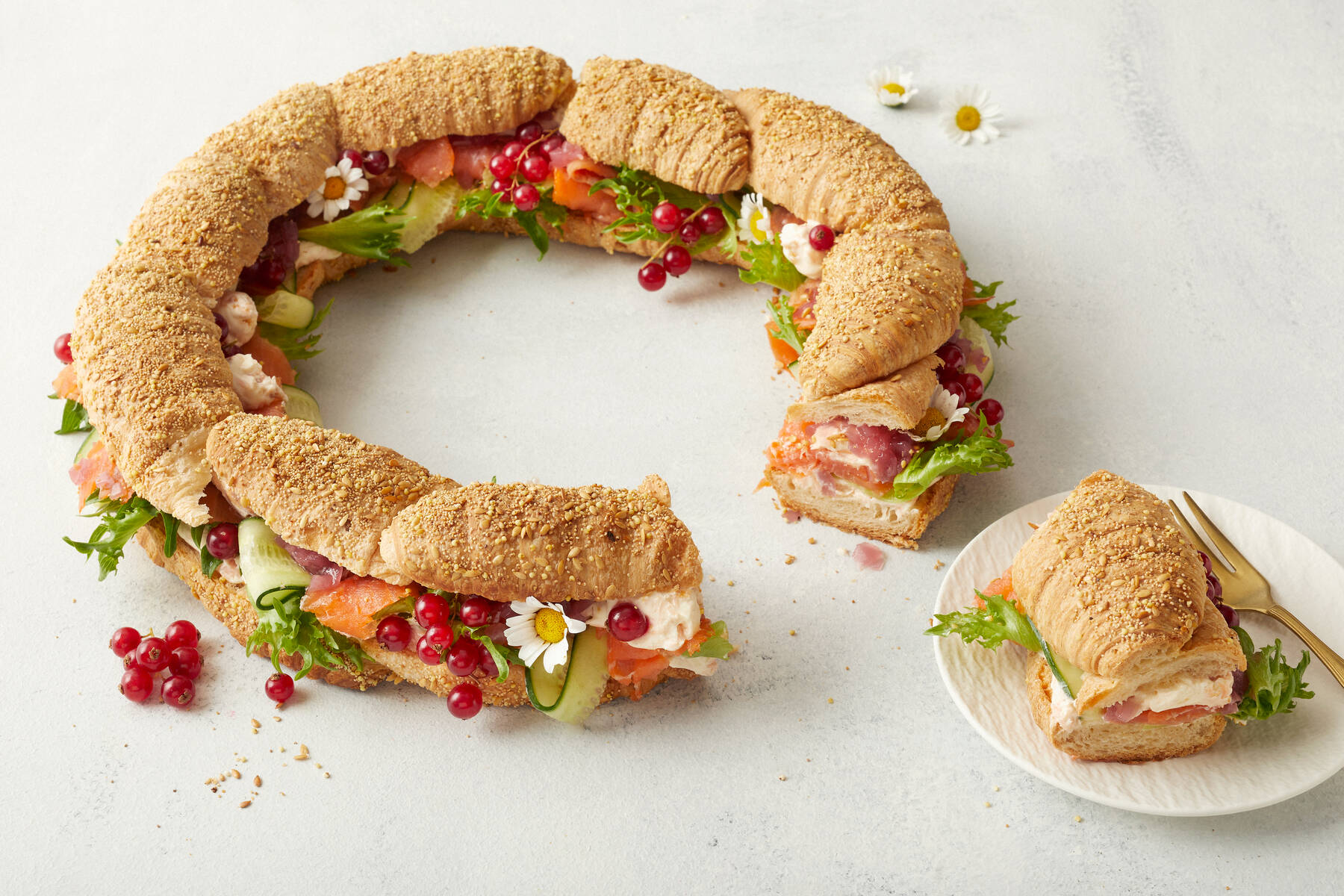 Lohi-croissantkranssi - Valio Aimo